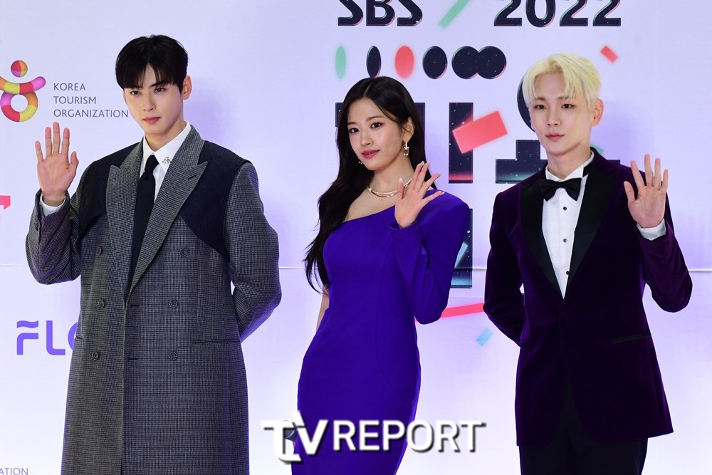 [T포토] 차은우-안유진-키 '가요대전 MC들'