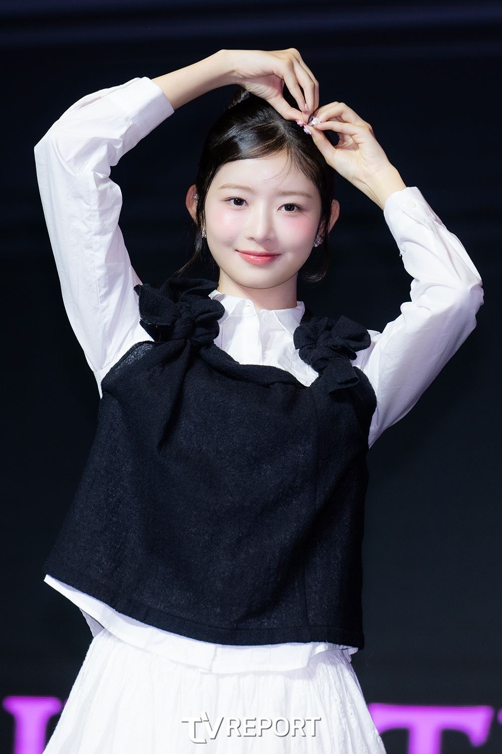 [T포토] 아이브 레이 '리본 하트 장인은 바로 나'