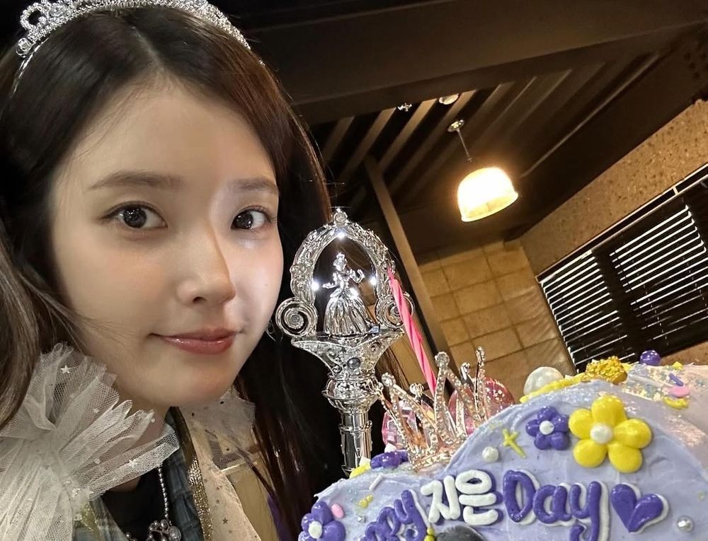 IU、結婚報道を受けても変わらぬ笑顔で誕生日を祝う | アーティスト | K-HALLYUNEWS