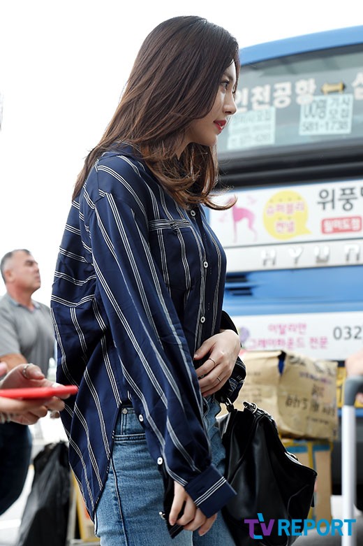 [T포토] 유라 '가려도 눈에 띄는 볼륨감'