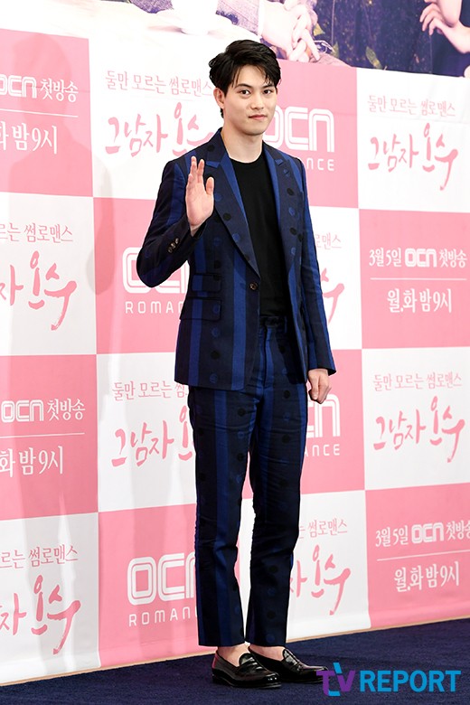 [T포토] 이종현 '시크한 손인사'